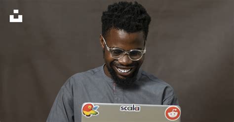 Foto Un Hombre Sosteniendo Una Computadora Portátil Con Muchas Pegatinas Imagen Contento