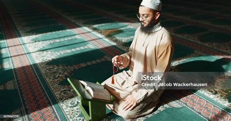 이슬람교 기도와 꾸란과 함께 모스크에서 사람 신앙 독서에서 마음 챙김과 감사 예배 종교 및 무슬림 이맘은 거룩한 사원에서 책 영적 가르침 및 평화 명상으로 찬양합니다 25