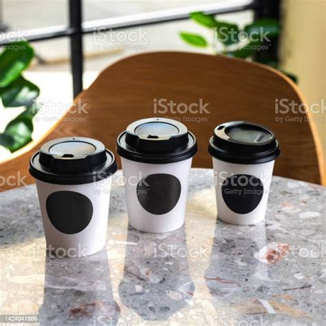 모형 디자인을 위해 커피 컵의 빈 빈 복사 공간을 제거하십시오 회색 돌 테이블 배경에 커피 종이 컵 0명에 대한 스톡 사진 및 기타 이미지 Istock