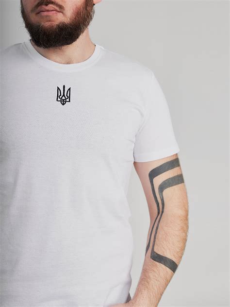 Чоловіча патріотична футболка з вишитим гербом 3662 купити в Києві Україні ціна фото