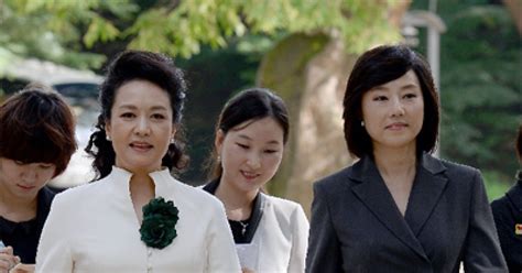 액세서리 없는 단정한 조윤선 펑리위안 배려 패션 눈길