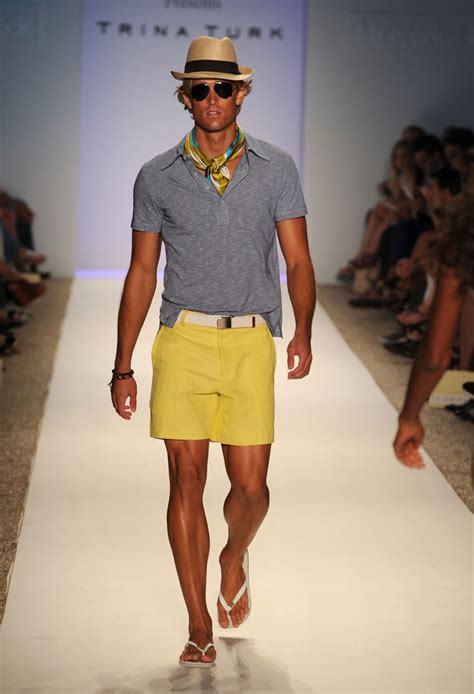 Moda Para Hombres ¿cómo Vestirse Para La Playa O La Piscina Moda Hombre Ropa De Verano
