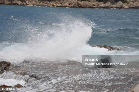 바다 파도가 바위에 부딪혀 튀는 물과 하얀 공기 거품을 만듭니다 해변에서 파도가 부서집니다 바위 해안에서 파도를 깨는 0명에 대한 스톡 사진 및 기타 이미지 Istock