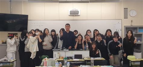 본지 김우열 기자 강릉 강일여고서 신문기자 진로탐색 강의