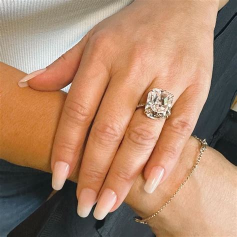 Lauren Sanchezs Engagement Ring From Jeff Bezos Features A Rare