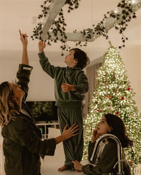 ცნობილების ნაძვის ხეები და საახალწლოდ მორთული გარემო მშობლები