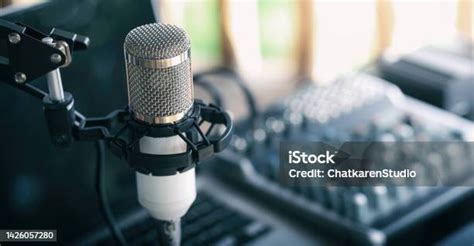 홈 스튜디오 팟 캐스트 인테리어 마이크 노트북 및 테이블에 녹음 장비에 대한 스톡 사진 및 기타 이미지 녹음 장비 팟캐스팅 0명 Istock