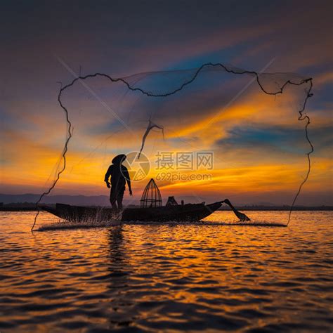 亚洲渔民在木船上的剪影在日出前的清晨在自然河中撒网捕淡水鱼高清图片下载 正版图片504916447 摄图网