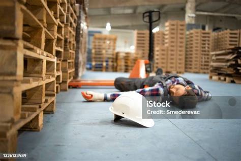 직장에서 부상 창고 노동자는 추락 후 콘크리트 바닥에 의식을 잃고 누워 남자에 대한 스톡 사진 및 기타 이미지 남자 무의식 건설 산업 Istock