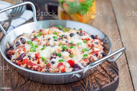 구운 콩 치즈 파프리카의 다른 종류와 쌀 캐 서 롤 금속 접시 수평 제빵 복사 공간 0명에 대한 스톡 사진 및 기타 이미지