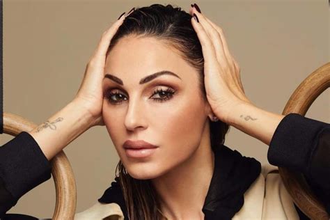 Anna Tatangelo La Cantante è In Fissa Non Si Schioda Dalla Serie Tv