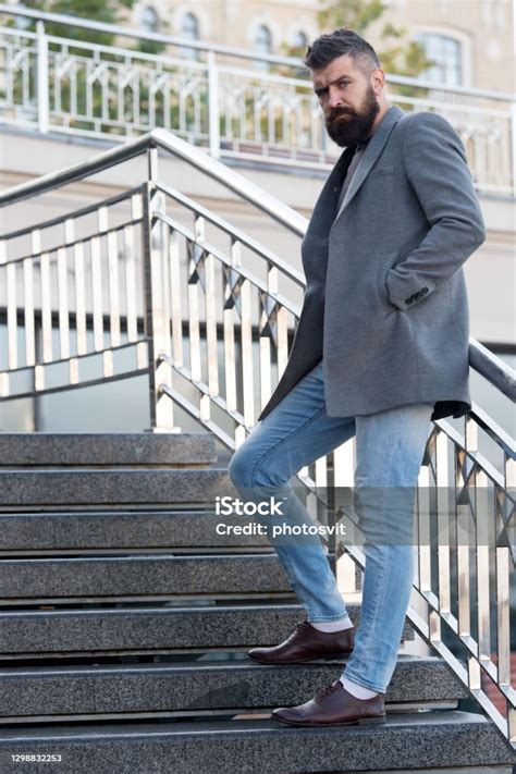 한 번에 한 단계 근무일의 시작 성공을 위한 동기부여 비즈니스 세계를 정복 사무실 직원은 자신있게 계단에 단계 수염이 있는 사업가가 일하러 간다 현대 도시에서 사업가 감독에