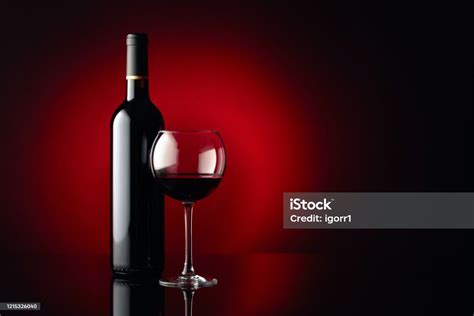 검은 색 반사 배경에 레드 와인의 유리와 병 공간을 복사합니다 배경 주제에 대한 스톡 사진 및 기타 이미지 배경 주제 붉은 포도주 어두운 색 Istock