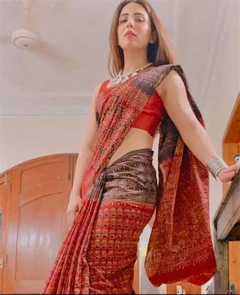 Ushna Shah Scrolller