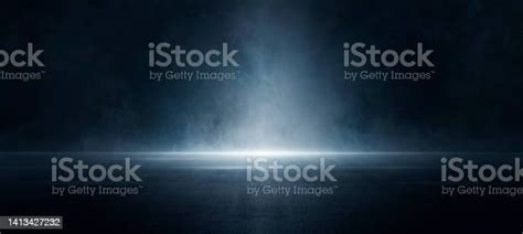 어두운 빈 거리 진한 파란색 배경 빈 어두운 장면 네온 라이트 스포트라이트 아스팔트 바닥과 연기가있는 스튜디오 룸이 내부 질감을 떠 올립니다 야경 명예의 전당 주제에 대한