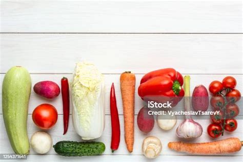 다양한 생 야채 는 복사 공간을 휘파람 놀링 호박 오이 칠리 페퍼 버섯 토마토 콜리플라워 양상추 당근 셀러리 개념에 대한 스톡 사진 및 기타 이미지 Istock