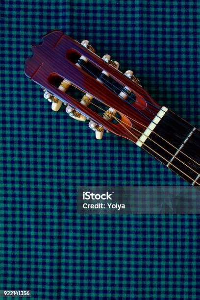 아늑한 격자 무늬 바탕에 클래식 기타 머리입니다 민속 컨트리 음악 개념 0명에 대한 스톡 사진 및 기타 이미지 0명 가을 기타 현악기 Istock