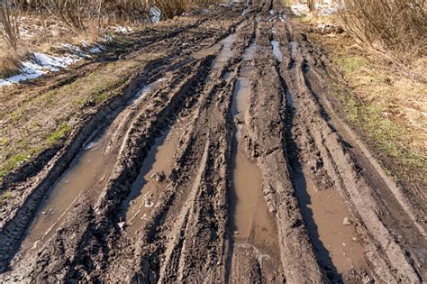 더러운 통행 할 수없는 도로 가을 숲의 오프로드 트랙 칙칙한 가을 길에 깊은 흠집 비오는 날 젖은 진흙 투성이의 시골 길 진흙 웅덩이가 많은 봄 산의 부서진 시골 길 0명에