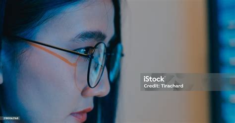 클로즈업 아시아 여성 프리랜서 안경 타이핑 쓰기 프롬프트 Ai 봇 It 프로그램 유목민 비디오 게임 코딩 언어와 터미널 디자이너 야간 사무실에서 데스크톱 컴퓨터의 빅 데이터