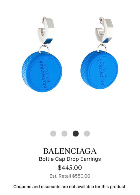Balenciaga Deja De Lado Las Joyas Preciosas Para Presentar Un Modelo De Pendientes Con Tapas De