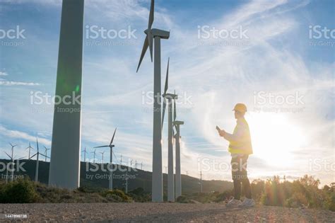 엔지니어의 측면도 및 발전기 스테이션의 풍력 터빈 분석 30 34세에 대한 스톡 사진 및 기타 이미지 30 34세 건축가 계획 Istock