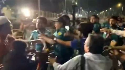 Bangladesh Turmoil হাসিনার মতো পরিণতি হবে রাষ্ট্রপতিরও রাতভর বিক্ষোভ পুলিশের সঙ্গে সংঘর্ষ ফের