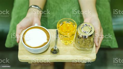 손 및 커피와 뜨거운 녹차 젊은 이들이 뜨거운 음료를 마시는 사랑 건강 한 커피 음식과 음료 개념 2명에 대한 스톡 사진 및 기타 이미지 Istock