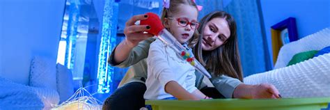 감각 자극 실에서 신체 장애가있는 어린이 Snoezelen 뇌성 마비와 함께 사는 어린이는 치료 세션 중에 치료사와 상호