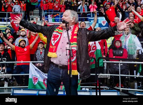 Cardiff Wales 05 June 2022 Dafydd Iwan Performs Yma O Hyd Prior To The 2022 Fifa World Cup
