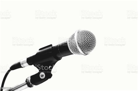 흰색 배경 스튜디오 룸과 회의 홀에서 음악 계기로 개념에 고립 된 마이크 공연에 대한 스톡 사진 및 기타 이미지 공연
