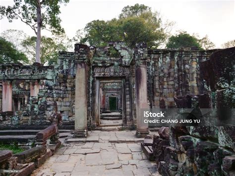 프레아 칸 사원 앙코르 와트 단지 씨엠립 캄보디아에서 철거 된 돌 바위 문 프레임 열대 우림 사이에 자리 잡은 인기있는 관광 명소 Unesco 조직된 단체에 대한 스톡 사진