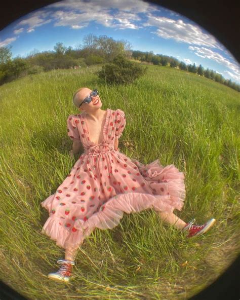 Chloe Moriondo Strawberry Dress Mulheres De Cabelo Raspado Looks