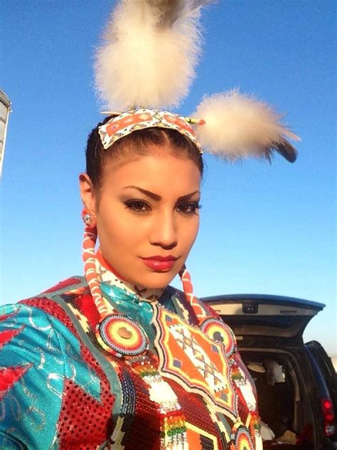 Amérindienne Ashley Callingbull Native American Dance Native