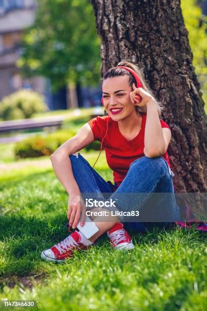 공원의 벤치에 누워 있는 스마트 폰에서 음악을 듣는 행복 한 소녀 Mp3 플레이어에 대한 스톡 사진 및 기타 이미지 Mp3 플레이어 거리 건강한 생활방식 Istock