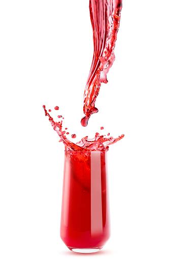 빨간 체리 차가운 주스의 흐름은 밝은 스플래시와 함께 마시는 유리에 부어지고 방울이 날아다니고 흰색 배경에 고립 된 움직임이 있습니다 광고 디자인 전단지 카드 포스터를 위해