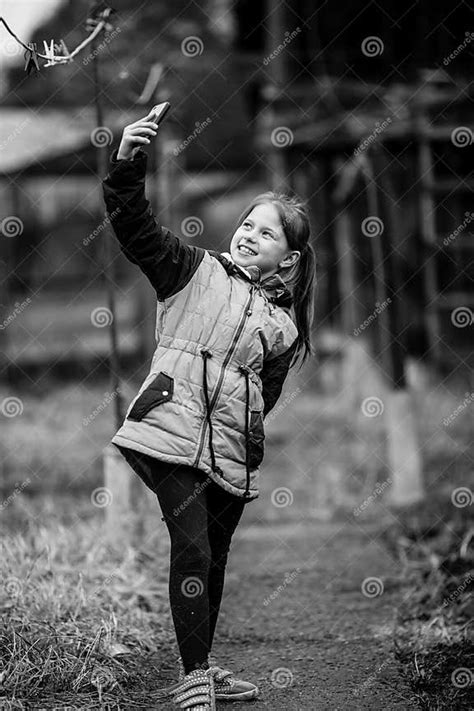 девочка делает селфи на улице в деревне черно белая фотография