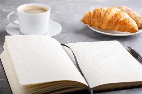 아침 식사로 커피와 크루아상 일 계획 빈 노트북 회색 테이블에 펜 메모장에 대한 스톡 사진 및 기타 이미지 메모장 커피