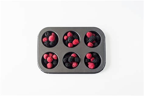 라즈베리 그리고 블랙베리와 이트 배경에 컵 케이크를 제빵에 대 한 양식에서 여름 요리 개념입니다 평면도 평면 위치 건강한 식생활에 대한 스톡 사진 및 기타 이미지 Istock