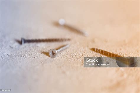 아파트에 석고 벽 건설 및 리 모델링 개조 중인 일부 나사 Sekected 초점 이미지 석고판 건식 벽체에 대 한 작업 표면에 있습니다 강철에 대한 스톡 사진 및 기타