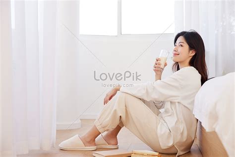 아침 식사하는 아름 다운 가족