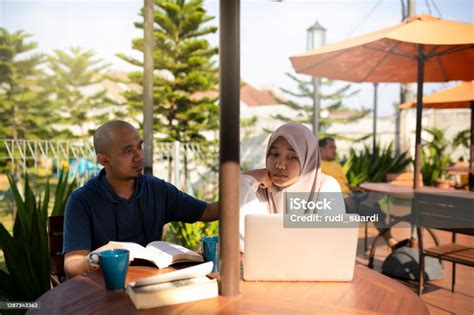 아라비아 남자와 무슬림 여자 연구 하 고 공원에서 숙제를 하 고 3 명에 대한 스톡 사진 및 기타 이미지 3 명 걱정하는 공부 Istock