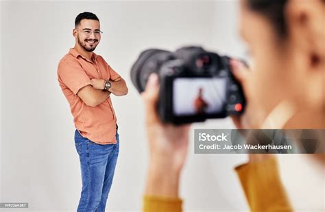 촬영 사진 및 사진 작가는 스튜디오에서 크리에이티브 광고 및 이미지를 위한 남자 모델과 함께합니다 미디어 무대 뒤 및 사진 촬영을 위한 남자 카메라 및 장비를 갖춘 전문