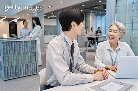 비즈니스 일 물리적활동 화이트칼라 전문직 노인여자 성인여자 일하는노인 컨셉 가르침 배움 남성 이미지 Jv13015689 게티이미지뱅크