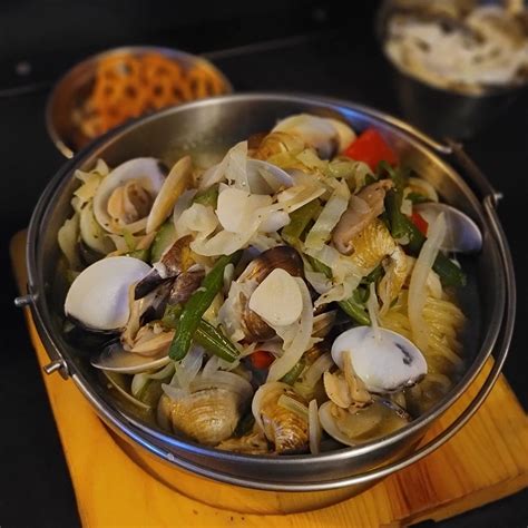 The Home 바질 백합스튜 인기 메뉴인 홍합스튜의 매운맛을 힘들어 하시는 분들을위한 순한맛의 조개