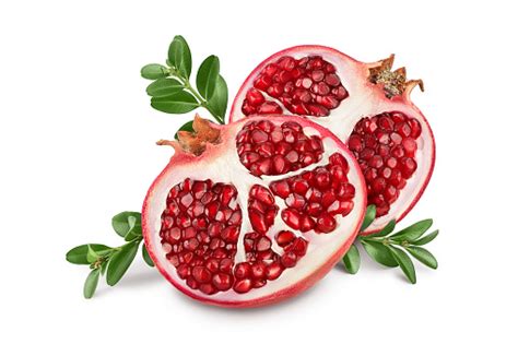 잘라내면 경로와 전체 깊이의 필드가 있는 흰색 배경에서 분리된 석류 반 가득 찬에 대한 스톡 사진 및 기타 이미지 가득 찬 과일 루비 Istock