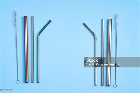 환경을 돌보는 현대의 추세 청소 도구를 사용하여 다양한 모양과 직경의 재사용 가능한 금속 음료 빨대 키트 0에 대한 스톡 사진 및 기타 이미지 Istock