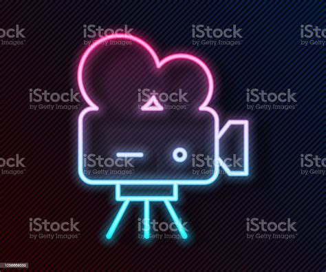 검은 배경에 고립 된 빛나는 네온 라인 복고풍 시네마 카메라 아이콘 비디오 카메라 영화 기호입니다 필름 프로젝터 벡터 일러스트레이션 영화에 대한 스톡 벡터 아트 및 기타