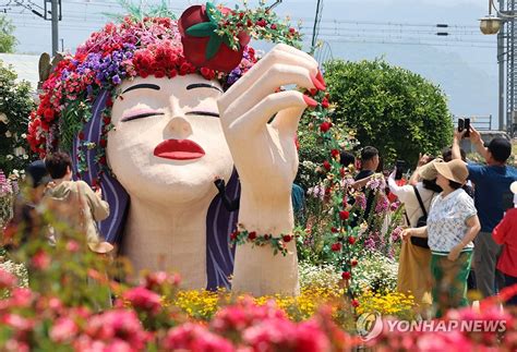 장미와 함께 연합뉴스