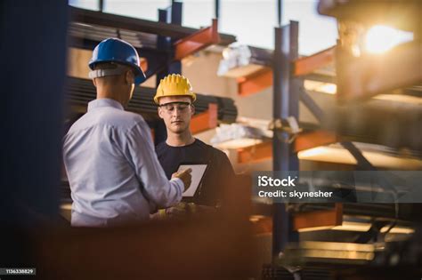 금속 노동자와 관리자는 창 고에서 터치 패드를 사용 하는 동안 협력 공사장 인부에 대한 스톡 사진 및 기타 이미지 공사장 인부 금속 세공인 금속공학 Istock