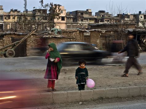جمع آوری لباس زمستانی برای اطفال نیازمند و کارگر در کابل 28112022